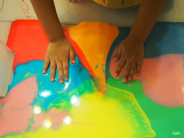 大膽玩色彩！美麗的Rainbow Goop - 創意遊戲 - KidsPlay親子就醬玩