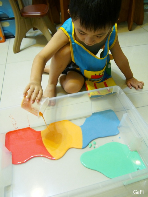 大膽玩色彩！美麗的Rainbow Goop - 玩中學 - KidsPlay親子就醬玩