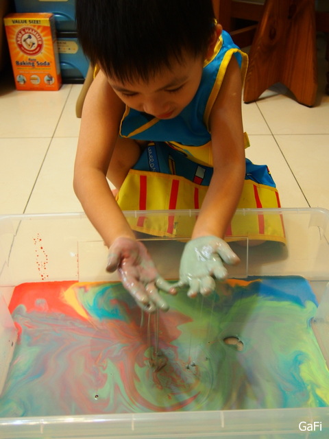 大膽玩色彩！美麗的Rainbow Goop - 玩中學 - KidsPlay親子就醬玩